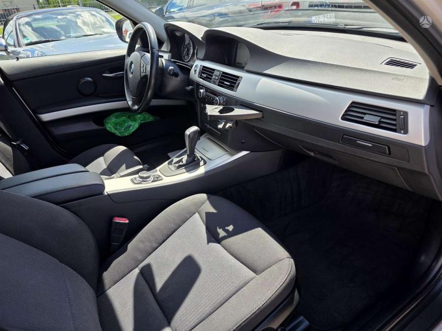 Grey BMW 320 2009 in Siauliai, with an engine capacity of 2.00 L and mileage of 254 thousand km for 3950 €, photo 13 on AUTOMOTO.COM.LV