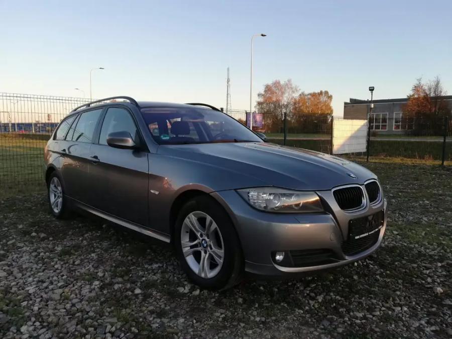 Grey BMW 320 2009 in Saldus, with an engine capacity of 2.00 L and mileage of 279 thousand km for 4700 €, photo 4 on AUTOMOTO.COM.LV