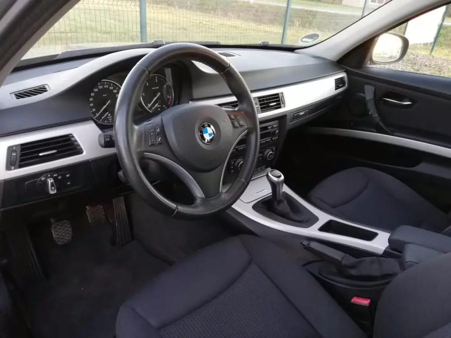 Grey BMW 320 2009 in Saldus, with an engine capacity of 2.00 L and mileage of 279 thousand km for 4700 €, photo 6 on AUTOMOTO.COM.LV