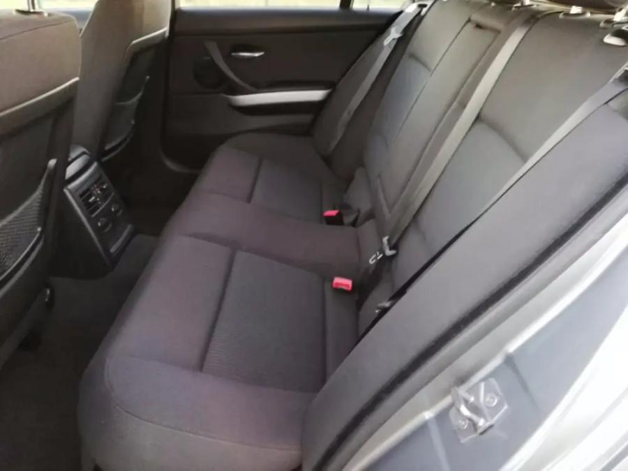 Grey BMW 320 2009 in Saldus, with an engine capacity of 2.00 L and mileage of 279 thousand km for 4700 €, photo 7 on AUTOMOTO.COM.LV