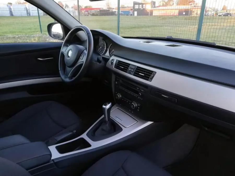 Grey BMW 320 2009 in Saldus, with an engine capacity of 2.00 L and mileage of 279 thousand km for 4700 €, photo 9 on AUTOMOTO.COM.LV