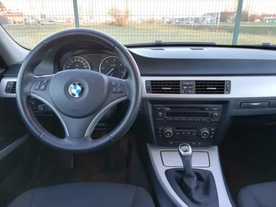 Grey BMW 320 2009 in Saldus, with an engine capacity of 2.00 L and mileage of 279 thousand km for 4700 €, photo 12 on AUTOMOTO.COM.LV