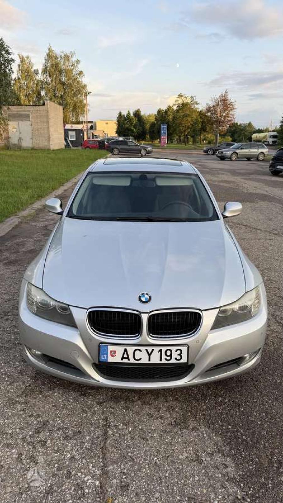 Grey BMW 320 2009 in Vilnius, with an engine capacity of 2.00 L and mileage of 296 thousand km for 3750 €, photo 5 on AUTOMOTO.COM.LV