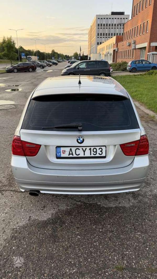Grey BMW 320 2009 in Vilnius, with an engine capacity of 2.00 L and mileage of 296 thousand km for 3750 €, photo 5 on AUTOMOTO.COM.LV