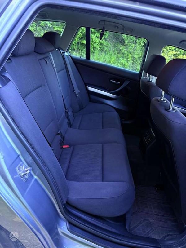 Pelēks BMW 320 2009 Alīta, ar dzinēja tilpumu 2.00 L un nobraukumu 250 tūkst. km par 4400 €, foto 9 vietnē AUTOMOTO.COM.LV