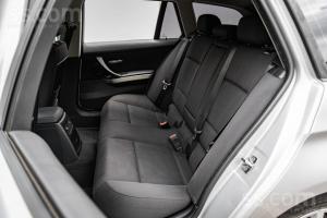 Pelēks BMW 320 2009 Rīga, ar dzinēja tilpumu 2.00 L un nobraukumu 283 tūkst. km par 2995 €, foto 11 vietnē AUTOMOTO.COM.LV
