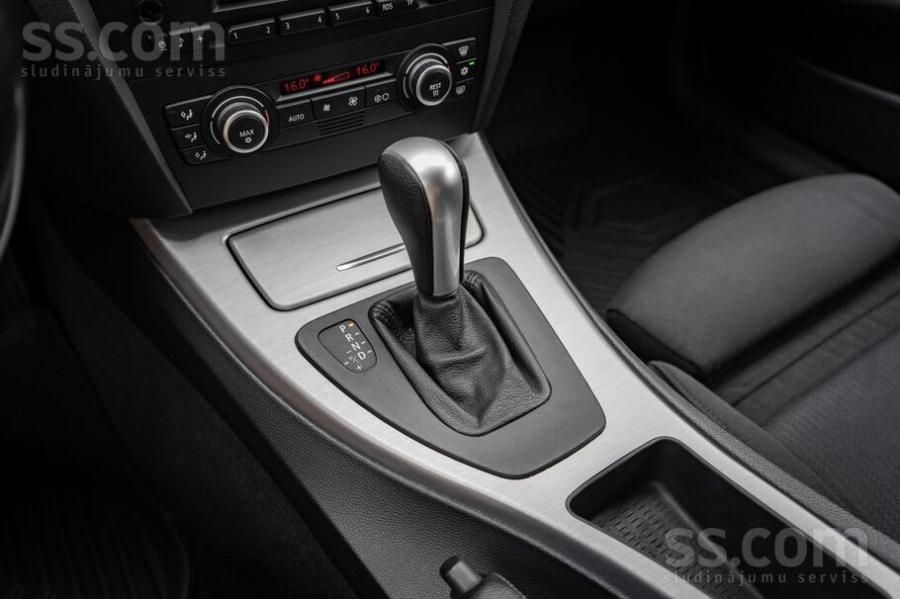 Pelēks BMW 320 2009 Rīga, ar dzinēja tilpumu 2.00 L un nobraukumu 283 tūkst. km par 2995 €, foto 22 vietnē AUTOMOTO.COM.LV