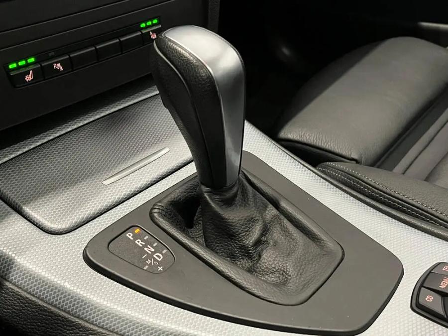 Grey BMW 320 2010 in Jurmala, with an engine capacity of 2.00 L and mileage of 324 thousand km for 6750 €, photo 25 on AUTOMOTO.COM.LV