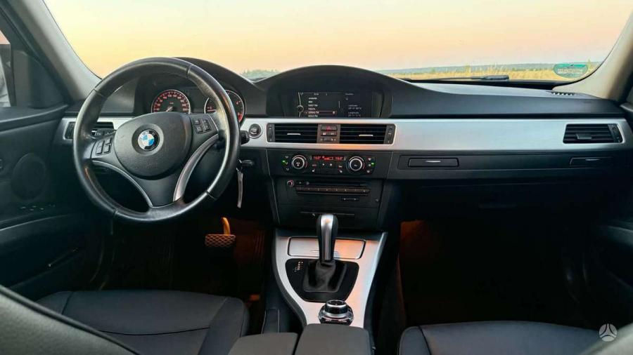Grey BMW 320 2010 in Vilnius, with an engine capacity of 2.00 L and mileage of 306 thousand km for 4880 €, photo 16 on AUTOMOTO.COM.LV