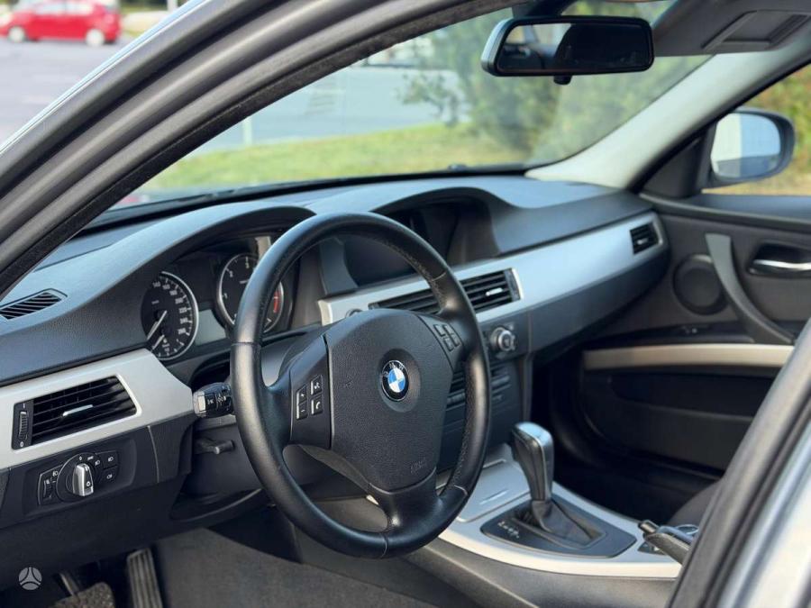 Pelēks BMW 320 2010 Viļņa, ar dzinēja tilpumu 2.00 L un nobraukumu 260 tūkst. km par 4500 €, foto 9 vietnē AUTOMOTO.COM.LV