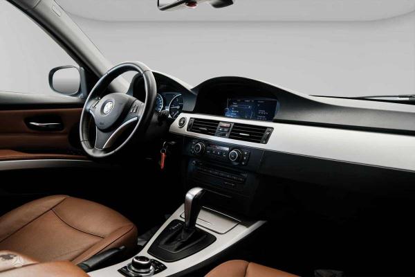 Grey BMW 320 2010 in Kaunas, with an engine capacity of 2.00 L and mileage of 299 thousand km for 5990 €, photo 8 on AUTOMOTO.COM.LV