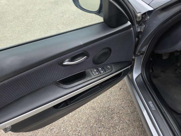 Pelēks BMW 320 2010 Marijampole, ar dzinēja tilpumu 2.00 L un nobraukumu 223 tūkst. km par 3999 €, foto 9 vietnē AUTOMOTO.COM.LV