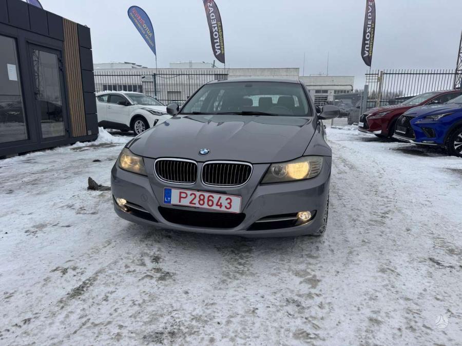Grey BMW 320 2011 in Panevezys, with an engine capacity of 2.00 L and mileage of 290 thousand km for 4750 €, photo 3 on AUTOMOTO.COM.LV