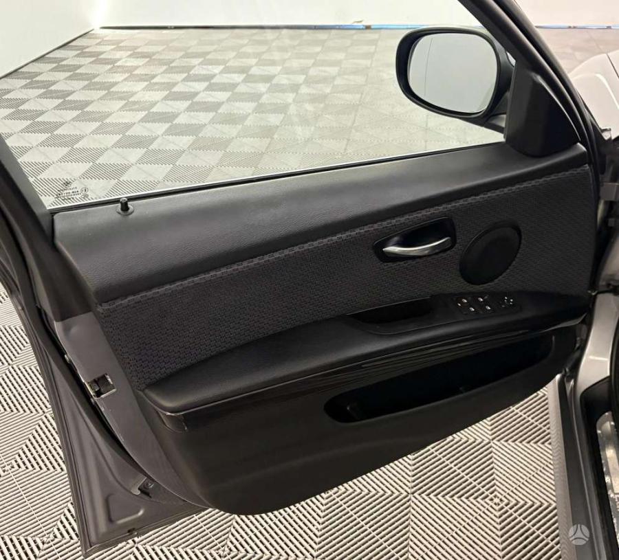 Grey BMW 320 2011 in Marijampole, with an engine capacity of 2.00 L and mileage of 253 thousand km for 4999 €, photo 19 on AUTOMOTO.COM.LV
