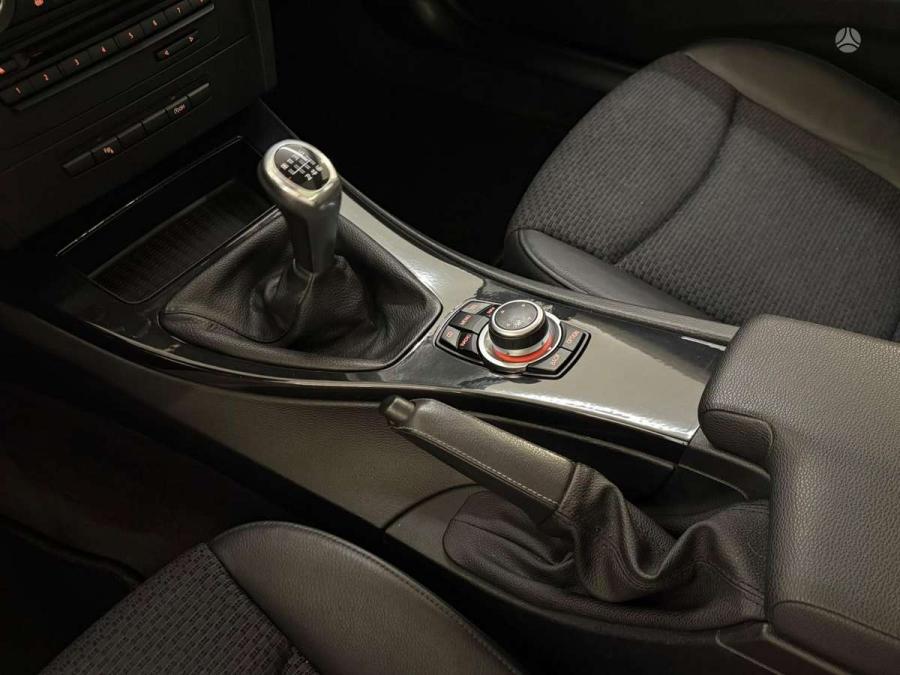 Grey BMW 320 2011 in Marijampole, with an engine capacity of 2.00 L and mileage of 253 thousand km for 4750 €, photo 5 on AUTOMOTO.COM.LV