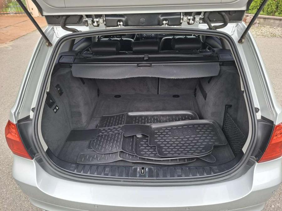 Grey BMW 320 2012 in Raseiniai, with an engine capacity of 2.00 L and mileage of 249 thousand km for 4600 €, photo 12 on AUTOMOTO.COM.LV