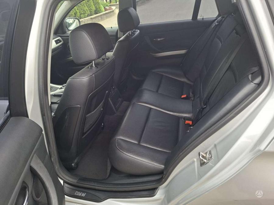 Grey BMW 320 2012 in Raseiniai, with an engine capacity of 2.00 L and mileage of 249 thousand km for 4600 €, photo 16 on AUTOMOTO.COM.LV