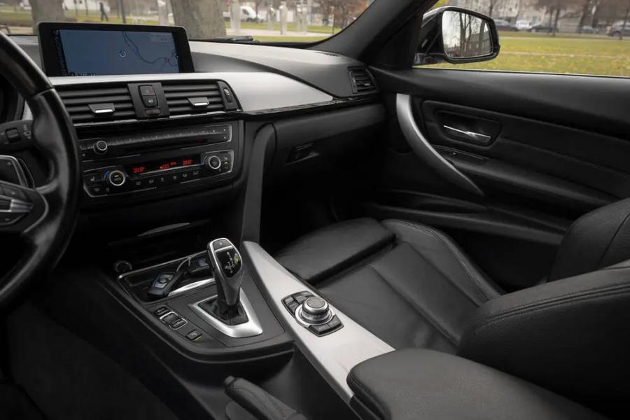 Pelēks BMW 320 2013 Jelgava, ar dzinēja tilpumu 2.00 L un nobraukumu 273 tūkst. km par 9900 €, foto 18 vietnē AUTOMOTO.COM.LV