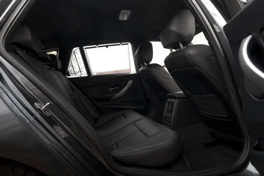 Pelēks BMW 320 2013 Jelgava, ar dzinēja tilpumu 2.00 L un nobraukumu 273 tūkst. km par 9900 €, foto 23 vietnē AUTOMOTO.COM.LV