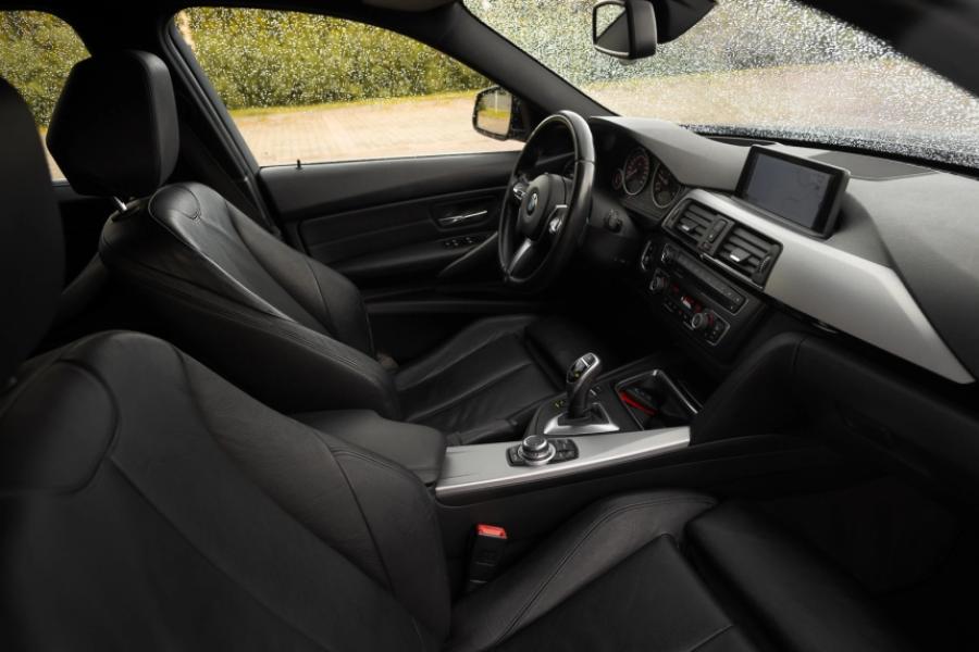 Grey BMW 320 2013 in Riga, with an engine capacity of 2.00 L and mileage of 273 thousand km for 12300 €, photo 10 on AUTOMOTO.COM.LV