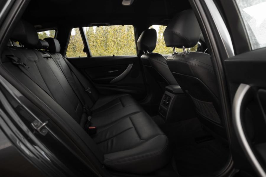 Grey BMW 320 2013 in Riga, with an engine capacity of 2.00 L and mileage of 273 thousand km for 12300 €, photo 19 on AUTOMOTO.COM.LV