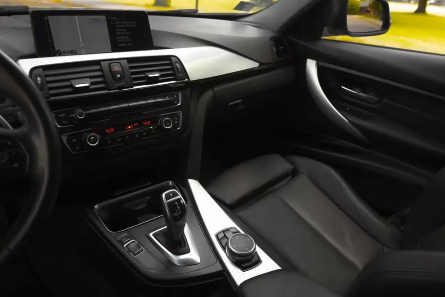 Pelēks BMW 320 2015 Jelgava, ar dzinēja tilpumu 2.00 L un nobraukumu 265 tūkst. km par 8000 €, foto 11 vietnē AUTOMOTO.COM.LV