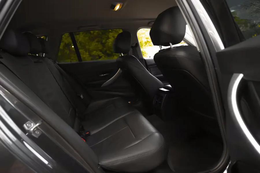 Pelēks BMW 320 2015 Jelgava, ar dzinēja tilpumu 2.00 L un nobraukumu 265 tūkst. km par 8000 €, foto 18 vietnē AUTOMOTO.COM.LV