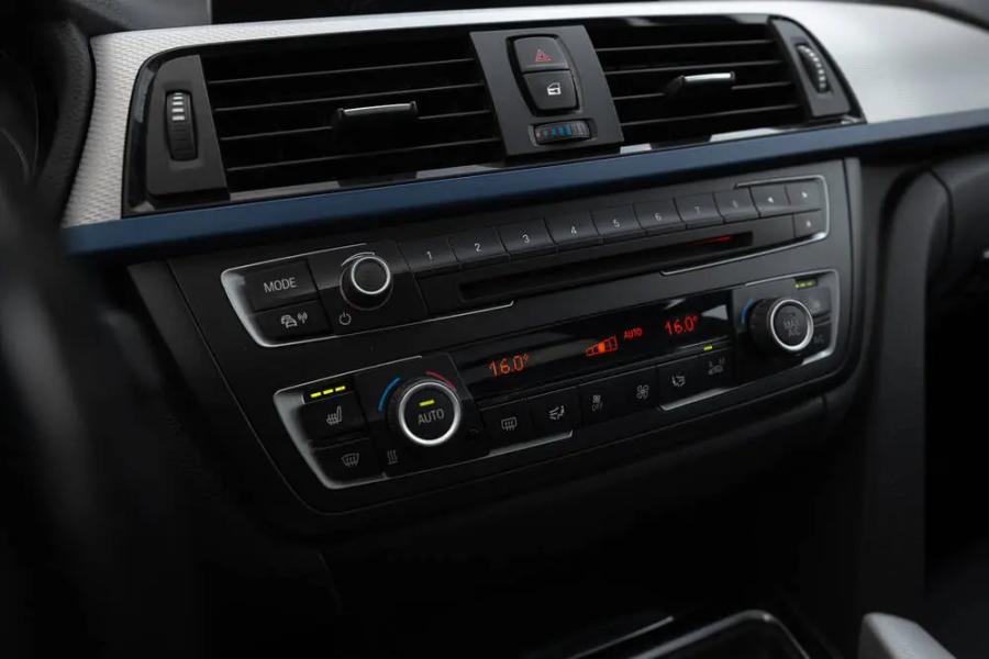Pelēks BMW 320 2015 Jelgava, ar dzinēja tilpumu 2.00 L un nobraukumu 207 tūkst. km par 12900 €, foto 20 vietnē AUTOMOTO.COM.LV
