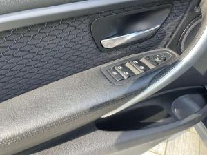 Pelēks BMW 320 2015 Viļņa, ar dzinēja tilpumu 2.00 L un nobraukumu 153 tūkst. km par 12900 €, foto 18 vietnē AUTOMOTO.COM.LV
