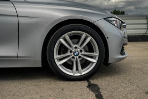 Grey BMW 320 2016 in Riga, with an engine capacity of 2.00 L and mileage of 257 thousand km for 11990 €, photo 8 on AUTOMOTO.COM.LV