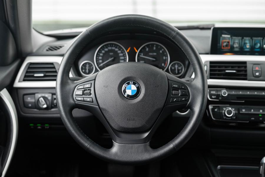 Grey BMW 320 2016 in Riga, with an engine capacity of 2.00 L and mileage of 257 thousand km for 11990 €, photo 15 on AUTOMOTO.COM.LV