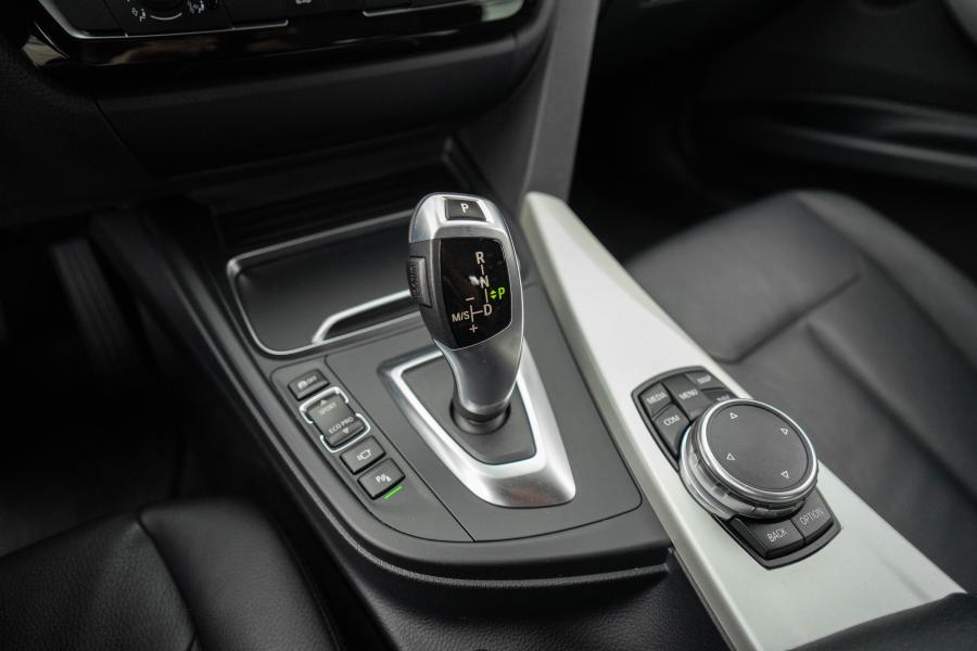 Grey BMW 320 2016 in Riga, with an engine capacity of 2.00 L and mileage of 257 thousand km for 11990 €, photo 24 on AUTOMOTO.COM.LV