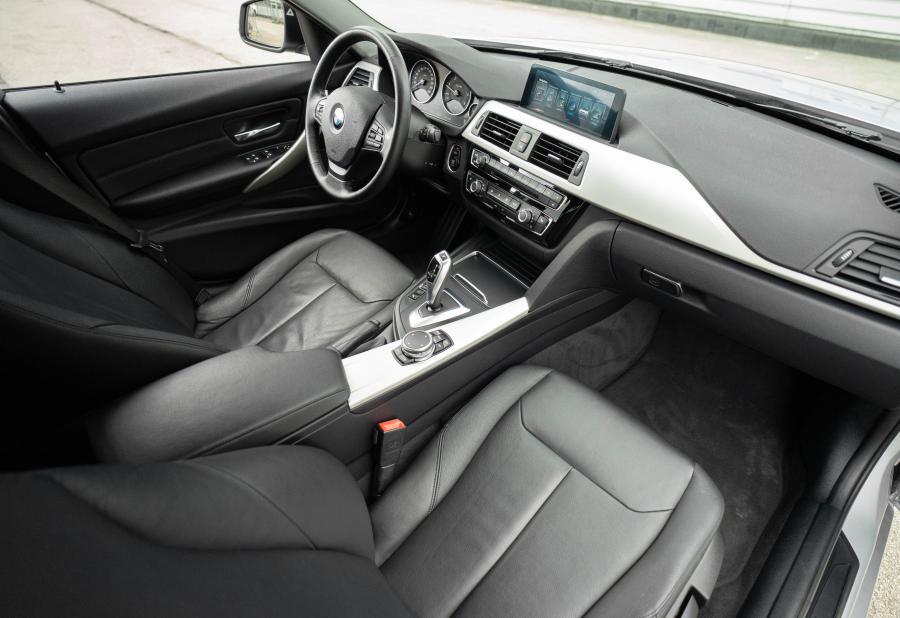 Grey BMW 320 2016 in Riga, with an engine capacity of 2.00 L and mileage of 257 thousand km for 11990 €, photo 31 on AUTOMOTO.COM.LV