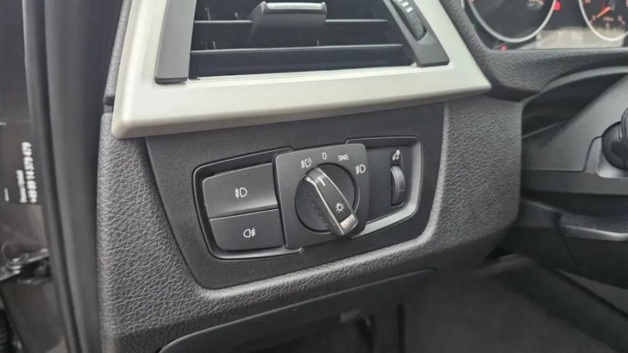 Grey BMW 320 2017 in Riga, with an engine capacity of 2.00 L and mileage of 199 thousand km for 12950 €, photo 15 on AUTOMOTO.COM.LV