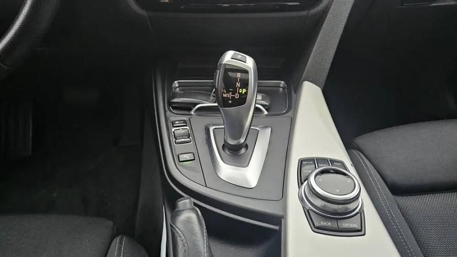 Grey BMW 320 2017 in Riga, with an engine capacity of 2.00 L and mileage of 199 thousand km for 12950 €, photo 23 on AUTOMOTO.COM.LV