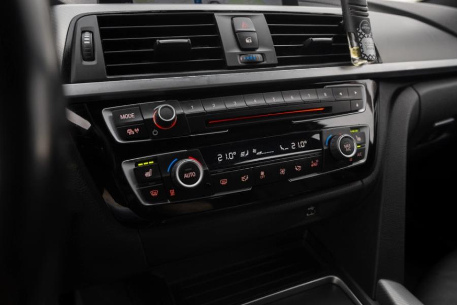Grey BMW 320 2019 in Riga, with an engine capacity of 2.00 L and mileage of 212 thousand km for 17900 €, photo 12 on AUTOMOTO.COM.LV