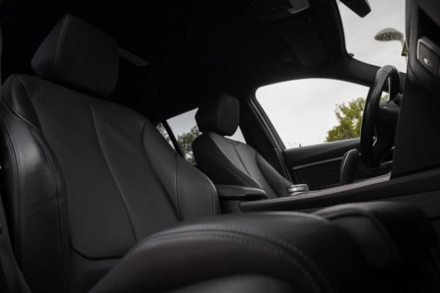 Grey BMW 320 2019 in Riga, with an engine capacity of 2.00 L and mileage of 212 thousand km for 17900 €, photo 14 on AUTOMOTO.COM.LV