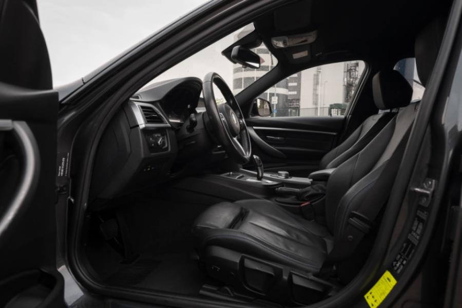 Grey BMW 320 2019 in Riga, with an engine capacity of 2.00 L and mileage of 212 thousand km for 17900 €, photo 17 on AUTOMOTO.COM.LV