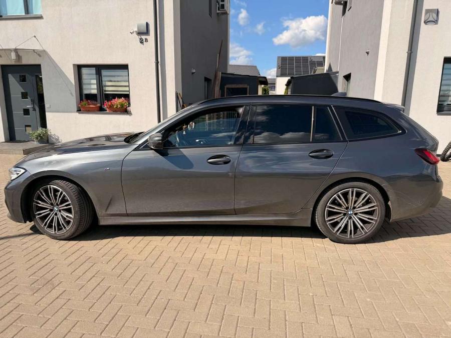 Grey BMW 320 2021 in Kaunas, with an engine capacity of 2.00 L and mileage of 199 thousand km for 22922 €, photo 3 on AUTOMOTO.COM.LV