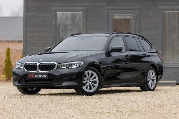 Grey BMW 320 2022 in Jelgava, with an engine capacity of 2.00 L and mileage of 216 thousand km for 18900 €, photo 3 on AUTOMOTO.COM.LV