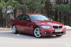 Sarkans BMW 320 2013 Viļņa, ar dzinēja tilpumu 2.00 L un nobraukumu 262 tūkst. km par 10000 €, foto  vietnē AUTOMOTO.COM.LV