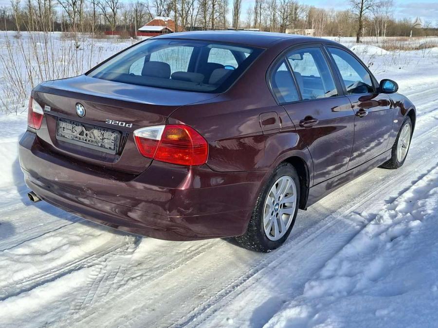 Red BMW 320 2008 in Panevezys, with an engine capacity of 2.00 L and mileage of 335 thousand km for 3300 €, photo 4 on AUTOMOTO.COM.LV