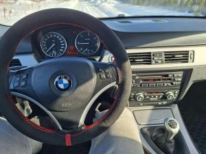 Red BMW 320 2008 in Panevezys, with an engine capacity of 2.00 L and mileage of 335 thousand km for 3300 €, photo 5 on AUTOMOTO.COM.LV