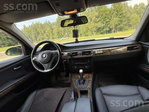 Red BMW 320 2008 in Riga, with an engine capacity of 2.00 L and mileage of 209 thousand km for 4300 €, photo 7 on AUTOMOTO.COM.LV