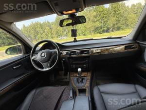 Red BMW 320 2008 in Riga, with an engine capacity of 2.00 L and mileage of 210 thousand km for 3700 €, photo 6 on AUTOMOTO.COM.LV