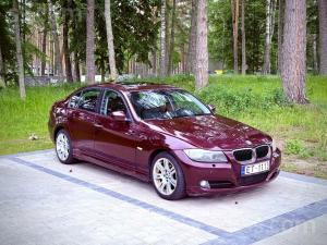 Sarkans BMW 320 2009 Rīga, ar dzinēja tilpumu 2.00 L un nobraukumu 443 tūkst. km par 4000 €, foto  vietnē AUTOMOTO.COM.LV