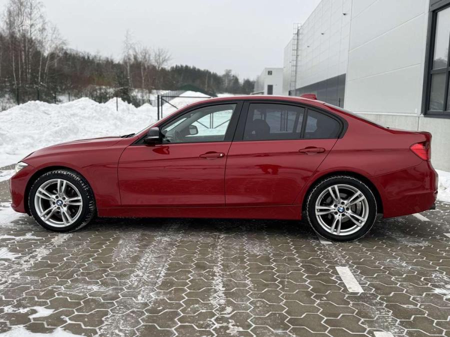 Red BMW 320 2012 in Vilnius, with an engine capacity of 2.00 L and mileage of 246 thousand km for 9990 €, photo 9 on AUTOMOTO.COM.LV