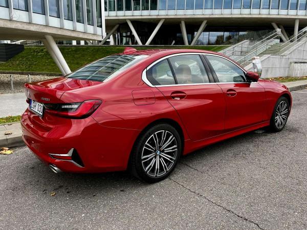 Red BMW 320 2019 in Vilnius, with an engine capacity of 2.00 L and mileage of 85 thousand km for 26500 €, photo 4 on AUTOMOTO.COM.LV