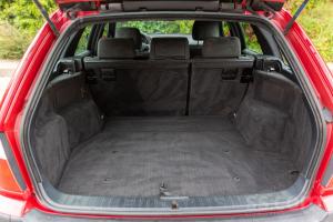 Red BMW 320 2005 in Riga, with an engine capacity of 2.00 L and mileage of 380 thousand km for 4300 €, photo 4 on AUTOMOTO.COM.LV
