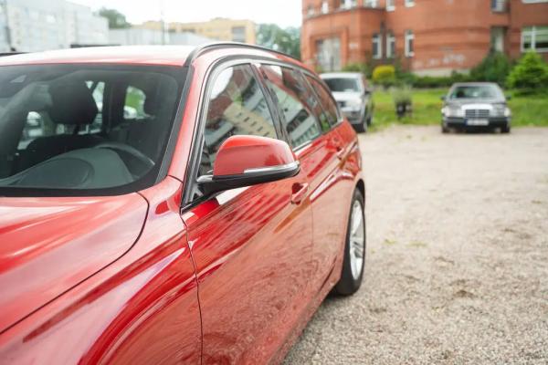 Red BMW 320 2012 in Liepaja, with an engine capacity of 2.00 L and mileage of 250 thousand km for 9100 €, photo 10 on AUTOMOTO.COM.LV